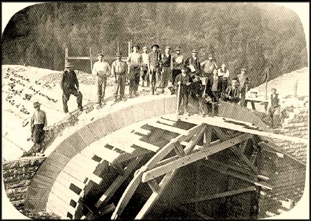 site chemineaux coffreurs et maçons derrière 3 controleurs de travaux ...